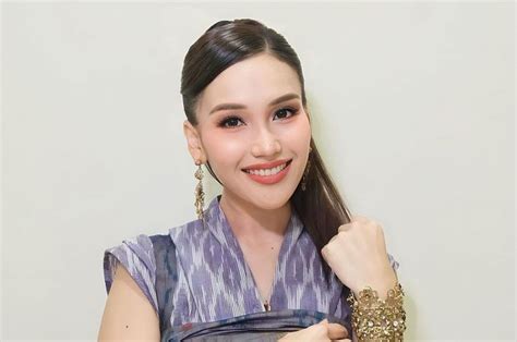 Ayu Ting Ting Tebar Pesona Pakai Baju Seksi Dan Rambut Kriwil Gayanya