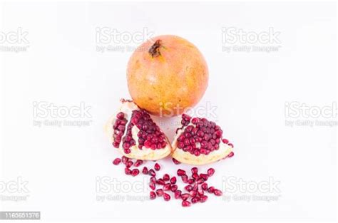 흰색 배경에 고립 된 유기농 석류의 잘 익은 육즙이 많은 붉은 열매 0명에 대한 스톡 사진 및 기타 이미지 0명 가득 찬 개체 그룹 Istock