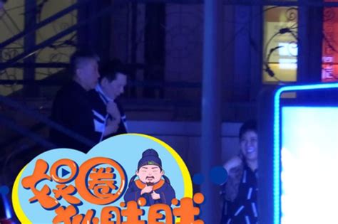 73歲向華強深夜疑醉酒！走路搖擺被兩男子攙扶，向太一旁全程陪同 壹讀