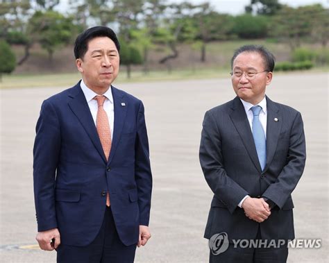 윤석열 대통령 환송 나선 국민의힘 김기현 대표 연합뉴스