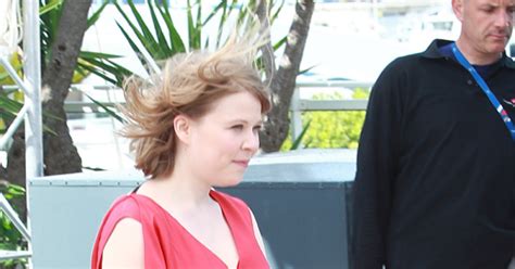 [포토엔]인디아 에르 노출 사수하느라 바쁜 손~ 칸영화제