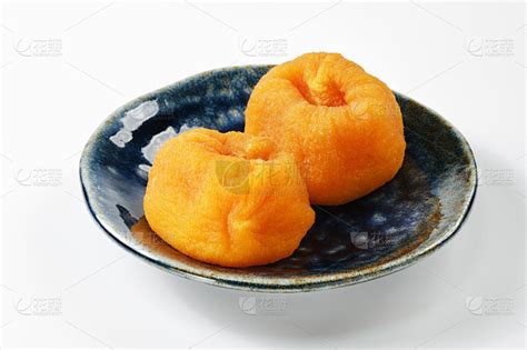 日本柿子干在白色的背景