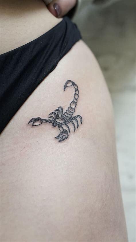 Tattoo escorpión muslo chica Tatuaje de escorpión Tatuaje de mano