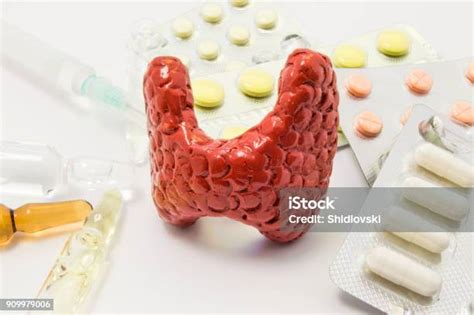 갑 상선 치료 개념 사진입니다 갑 상선 알 약 약물 의학 튜브 주사기 치료 예방 및 갑 상선 질환에서의 보호를 상징으로 둘러
