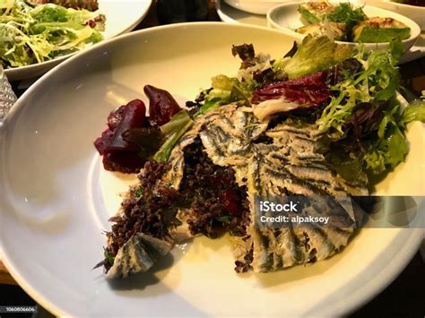 검은 쌀과 멸 치 앵커 Pilav 또는 필라프는 샐러드와 함께 제공 멸치에 대한 스톡 사진 및 기타 이미지 멸치 물고기