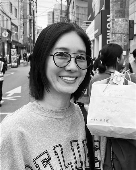 오연수 유럽 투어 마치고 K 50대 후디에 추리닝 친근감 100배 동안미모 요즘 일상룩 매일경제