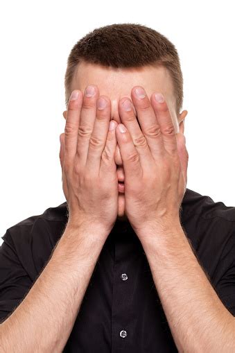 흰색 배경에 고립 된 서 있는 동안 검은 셔츠에 잘생긴 젊은 남자는 얼굴을 만들고 있다 가까운에 대한 스톡 사진 및 기타 이미지