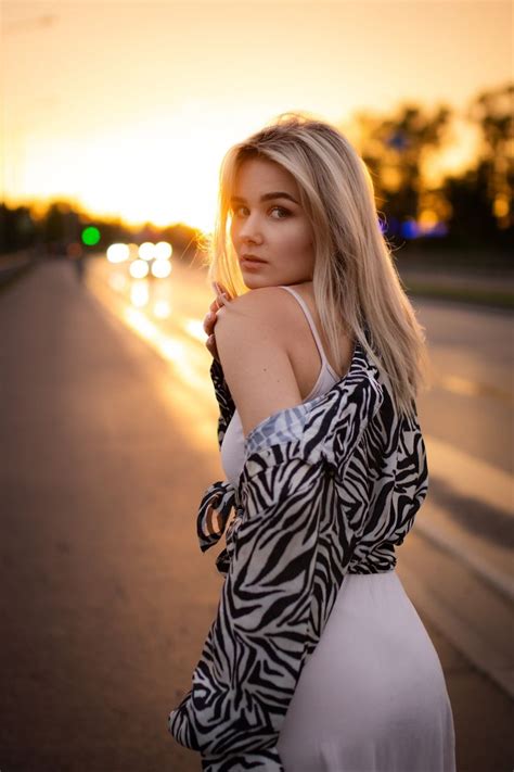 фотосессия на закате в 2024 г Фотосессия Женский портрет Модельные позы