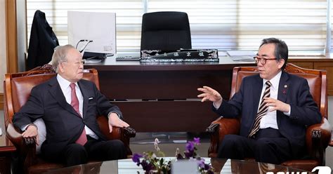 대화 나누는 조태열 외교장관과 손경식 경총회장
