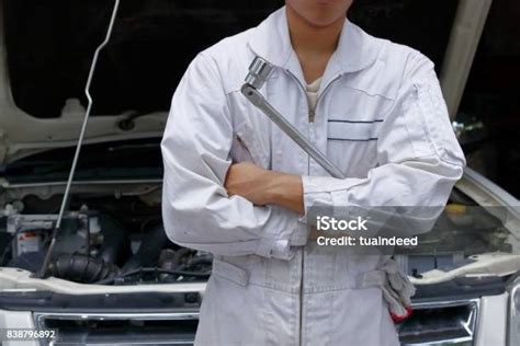 오픈 후드 수리 차고에서 자동차에 대 한 렌치를 들고 유니폼 전문 정비사 젊은이의 초상화 개선에 대한 스톡 사진 및 기타 이미지 개선 검사 보기 고용과 노동 Istock