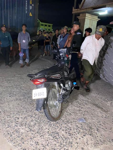 រថយន្តកុងតឺន័រក្រុមផែស្ងួតសូងួនបេីកចេញពីផែឆ្លងផ្លូវត្រូវម៉ូតូបុកពេញទំហឹងបណ្តាលឱ្យបុរសម្នាក់រងរបួ