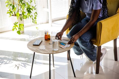 주간 알약 주최자 상자에 약을 정리하는 여성의 공간 샷 복사 땋은 머리에 대한 스톡 사진 및 기타 이미지 땋은 머리 20 24세 가정 생활 Istock