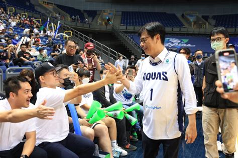 邀市民逆風作浪相挺 陳其邁為高雄全家海神職籃季後賽主場首戰開球