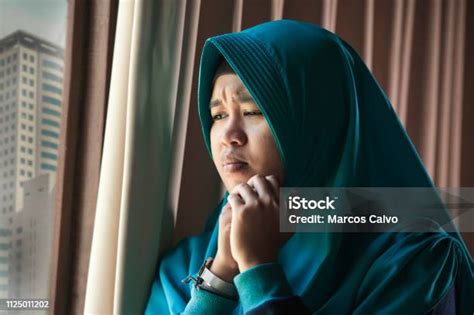 집 창 느낌 몸이 사려 깊고 무기력 우울증 위기와 불안 문제를 고통에서 이슬람 전통 Hijab 머리 스카프에 젊은 슬 프 고 우울 회교도 여자의 라이프 스타일 초상화