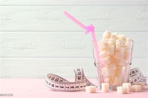 유리에 설탕과 색깔의 배경에 테이프를 측정 0명에 대한 스톡 사진 및 기타 이미지 0명 개념 건강에 좋지 않은 음식