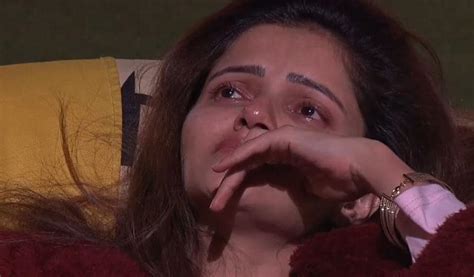 Bigg Boss 14 Rubina Dilaik Breaks Down After An Argument With Abhinav