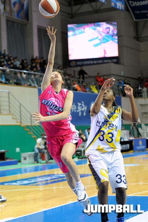WKBL 신지현 가볍게 제치며 슛