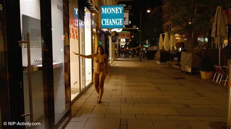 Jennifer Fully Naked In Busy Town Center Camwhores