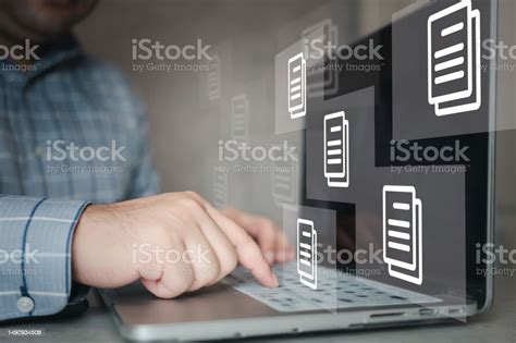 문서 관리 시스템 랩톱 컴퓨터에서 작동하는 Dms 회사 파일 및 정보를 보관 검색 및 관리하기 위한 소프트웨어 It 지원에 대한 스톡 사진 및 기타 이미지 Istock