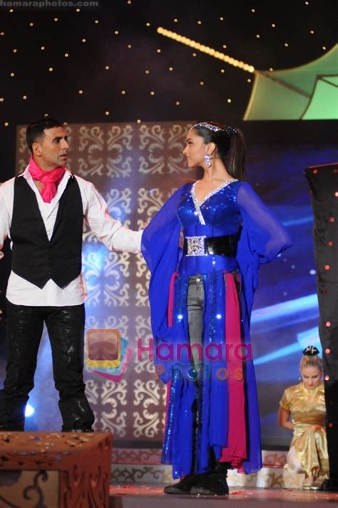 Akshay Kumar Deepika Padukone At LUX Sabsey Favourite Kaun Grand