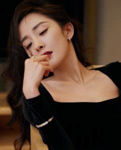 杨幂脱掉高跟鞋给你看她精美的玉足4 7 图片 名腿网