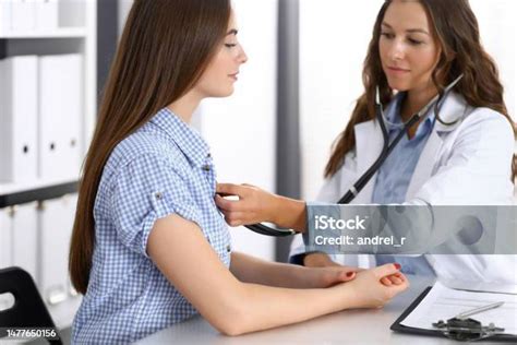 손에 청진기를 가진 닥터는 그녀의 여성 환자를 검사합니다 건강 관리 심장 학 및 의학 개념 18 19세에 대한 스톡 사진 및 기타 이미지 Istock