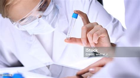 과학 연구 팀의 실험실에서 솔루션 선택을 취소 합니다 금발 여성 화학자 그녀의 동료 결과 태블릿 Pc 검사 하는 동안 유리의