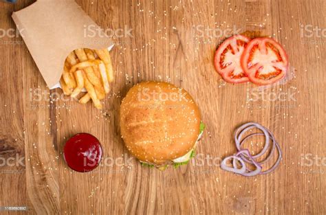 감자 튀김과 나무 테이블에 큰 맛있는 치즈 버거 치즈 토마토 샐러드와 함께 맛있는 점심 식사 맥주와 패스트 푸드 0명에 대한 스톡 사진 및 기타 이미지 Istock