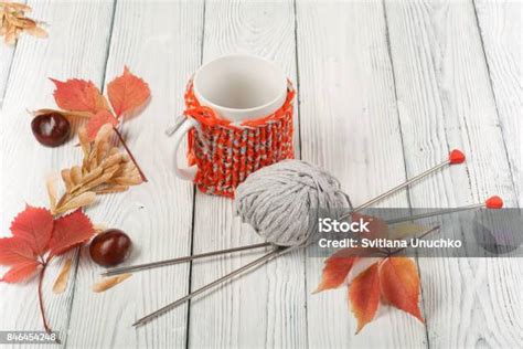 나무 테이블에 커피의가 정 컵 Кnitted가을 잎 쐐기 크로 셰 뜨개질 커피 머그잔 스웨터 가 변덕 스타일 배경입니다 상위 뷰 가을에 대한 스톡 사진 및 기타 이미지