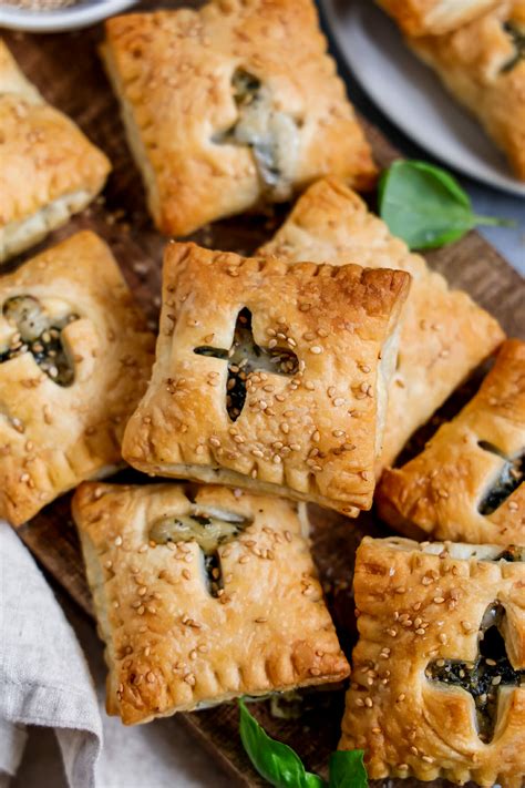 Vegane Blätterteigtaschen mit Spinat Feta Füllung byanjushka
