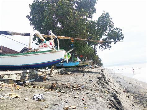 Cuaca Buruk Nelayan Tak Berani Melaut
