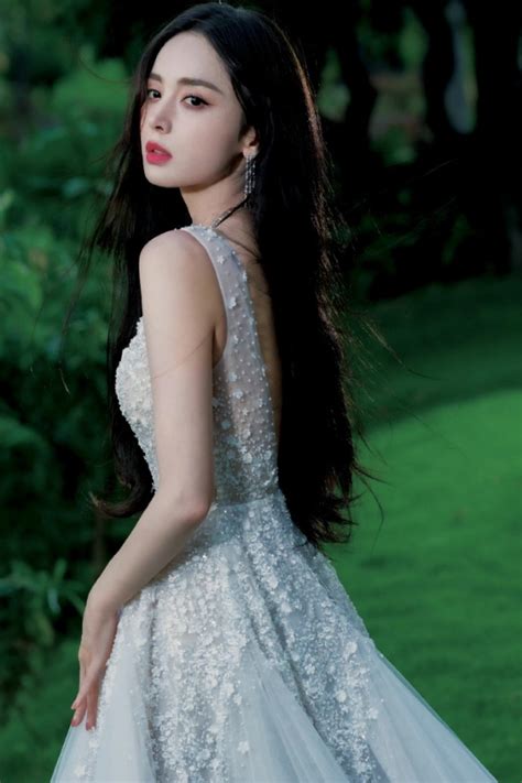 娜扎深v长裙大秀好身材 红唇长发光影大片绝美tom明星