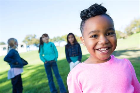 인물 학년기 전 기령 중유럽식 칠레식 하위 게임하기 친구들과 2 3 살에 대한 스톡 사진 및 기타 이미지 2 3 살 갈색 눈 검정 머리 Istock