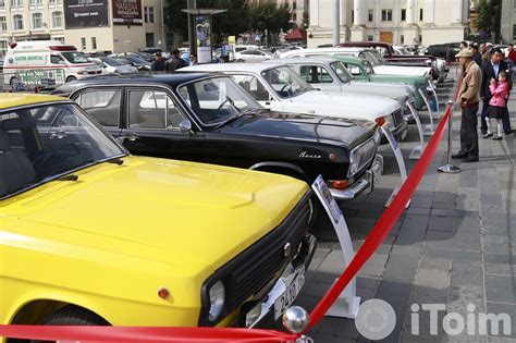Фото Сүхбаатарын талбайд хуучны болон орчин үеийн автомашины үзэсгэлэн