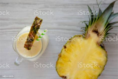유리병에 담긴 홈메이드 파인애플 망고 바나나 스무디 평면도 위에서 머리 위로 평평하게 눕습니다 0명에 대한 스톡 사진 및 기타 이미지 Istock