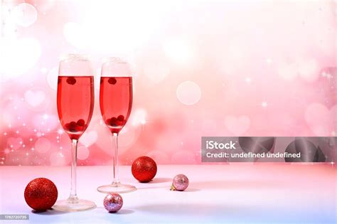 레드 샴페인을 곁들인 크리스마스 알코올 칵테일 전나무 가지와 장식이 있는 축제 배경에 잔에 크랜베리를 곁들인 미모사 바 컨셉 파티에서 알코올 음료 칵테일에 대한 스톡 사진