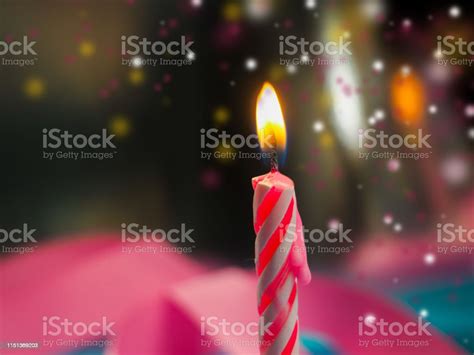 생일에 촛불 배경에서 불타는 다른 양 초 분홍색 리본 축제 분위기 개념에 대한 스톡 사진 및 기타 이미지 개념 기념일