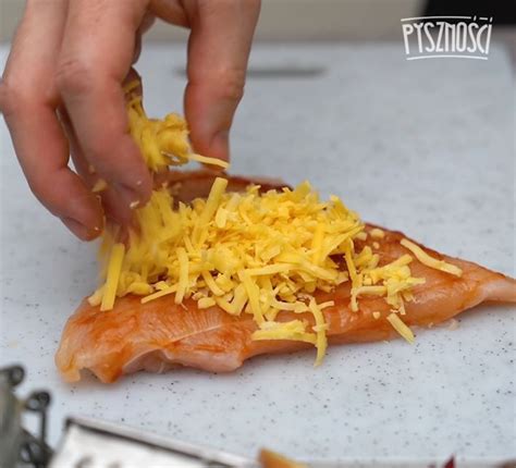 Pierś z kurczaka w boczku z sosem BBQ i cheddarem Prosty obiad z