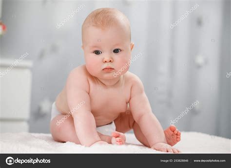Bebê nu em uma fralda senta se em um quarto brilhante fotos imagens de odinmig gmail