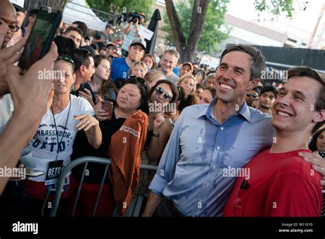 Us Democratic Presidential Primary Candidate Beto Orourke Works Up A