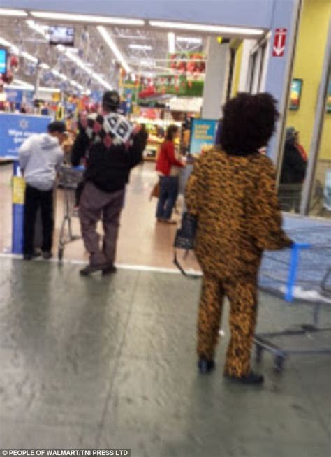 Walmart Shoppers Capture The Weirdest Behaviour Daily Mail Online