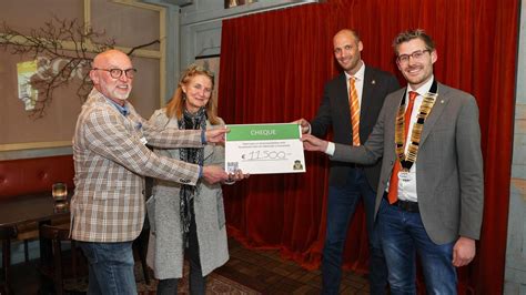 Dikke Cheque Van Tafelronde 12 Zaanstreek Voor Jeugdfonds Sport