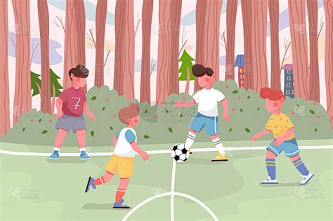 孩子们在球场上踢足球