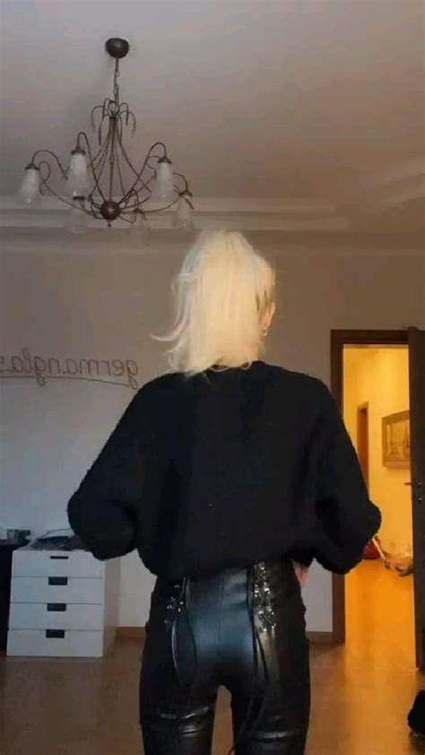 Пин от пользователя ушла 😔💔 на доске Ваши пины Костюм Девочка