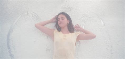 Selena Gomez S Yellow Dress In Fetish Video Ps Fashion