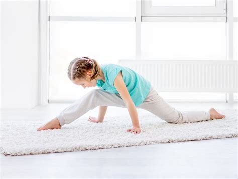Premium Photo Girl Trying To Do Splits