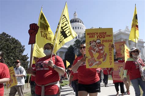 California Lawmakers Approve Landmark Fast Food Workers Bill