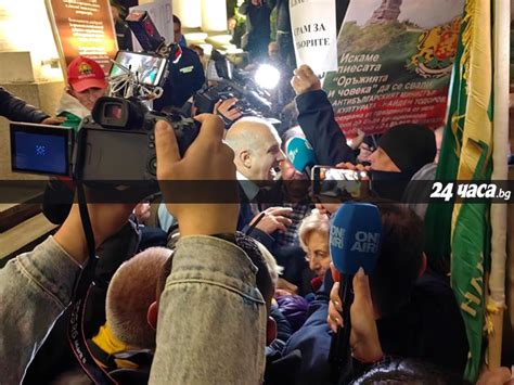 247 театрални съюза от 39 държави възмутени от протестите у нас срещу Малкович пишат кърваво