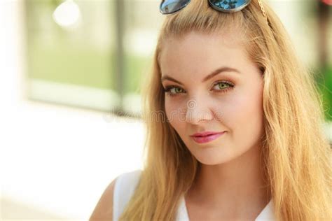1 388 Mujer Rubia Joven Con Las Gafas De Sol Fotos Libres De Derechos