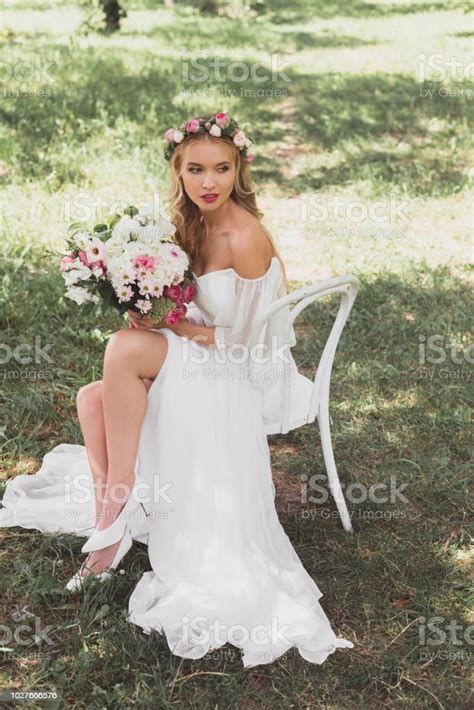 아름 다운 부드러운 젊은 신부 웨딩 부케를 들고와 야외의 자에 앉아의 높은 각도 보기 결혼식에 대한 스톡 사진 및 기타 이미지 결혼식 금발 머리 꽃 식물 Istock